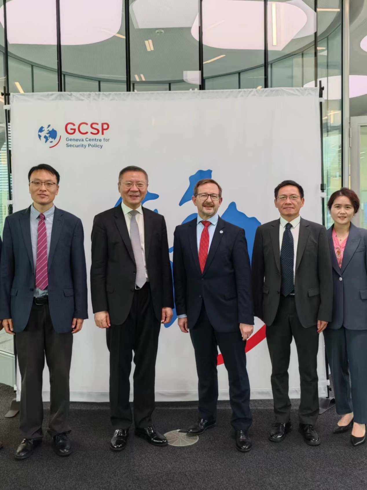 张维为教授在日内瓦安全政策中心发表演讲 探讨解决欧洲的“美国问题”