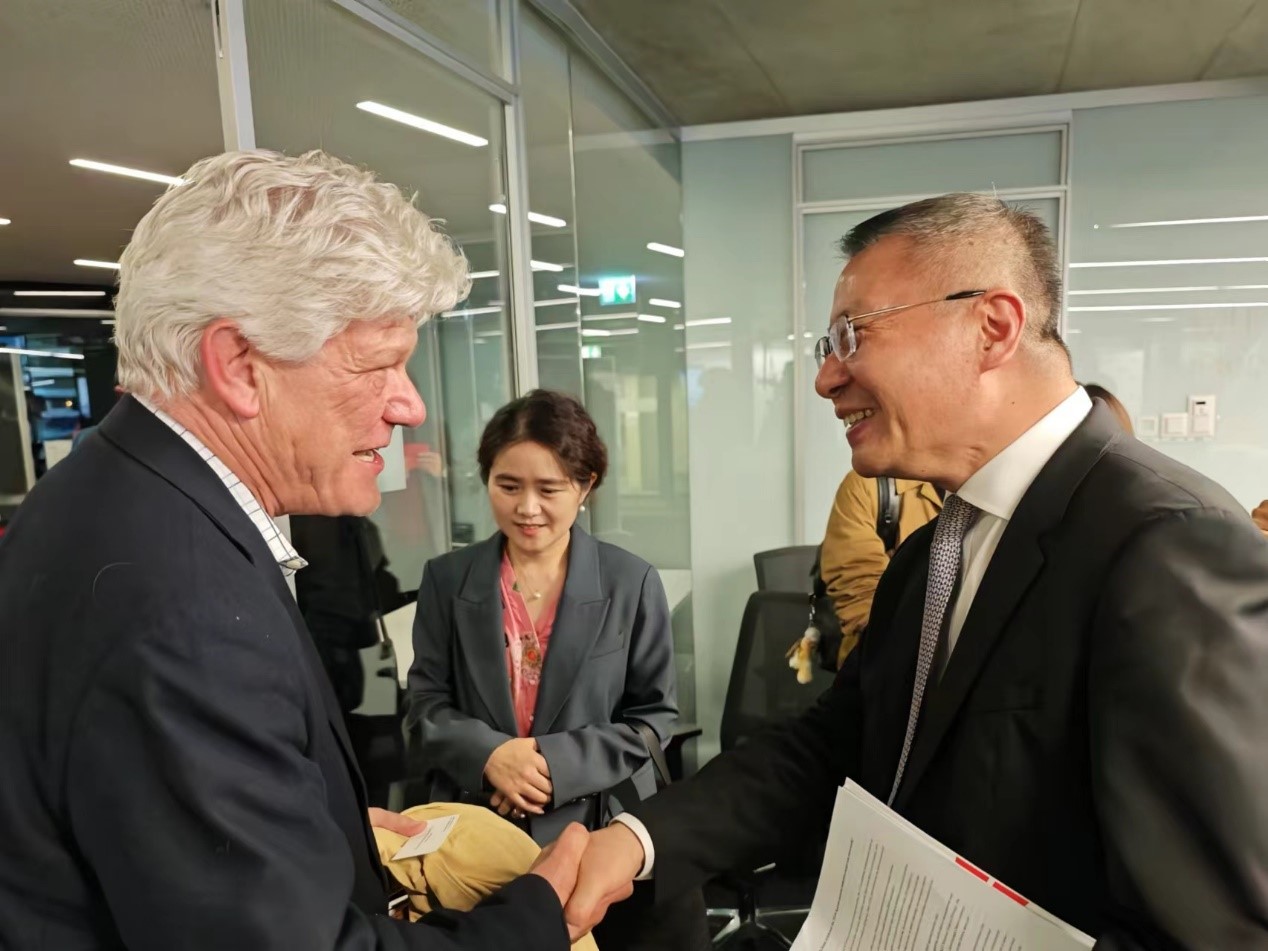 张维为教授在日内瓦安全政策中心发表演讲 探讨解决欧洲的“美国问题”